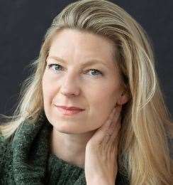 Maev Beaty Birthday, Real Name, Age, Weight, Height, Family, Facts ...