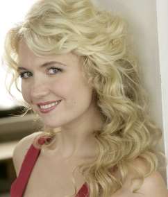 Scarlett Strallen Birthday, Real Name, Age, Weight, Height, Family ...