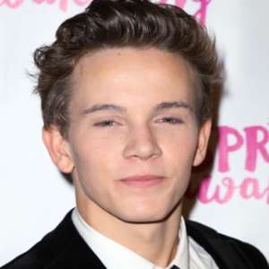 Austin P. McKenzie Birthday, Real Name, Age, Weight, Height, Family ...