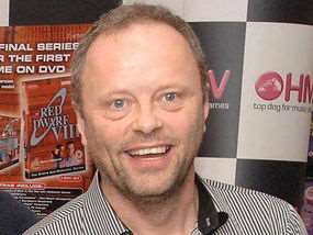 Robert Llewellyn Birthday, Real Name, Age, Weight, Height, Family ...