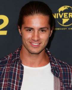 Travis Burns Birthday, Real Name, Age, Weight, Height, Family, Facts ...