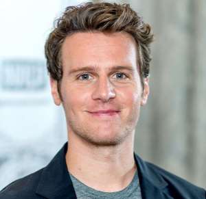 Jonathan Groff Birthday, Real Name, Age, Weight, Height, Family, Facts ...