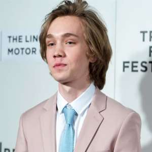 Charlie Plummer Birthday, Real Name, Age, Weight, Height, Family, Facts ...