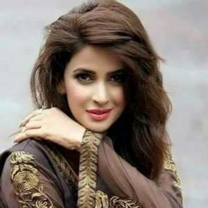 Saba Qamar Birthday, Real Name, Age, Weight, Height, Family, Facts ...