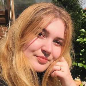 Laura Hohmann Birthday, Real Name, Age, Weight, Height, Family, Facts ...