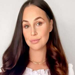 Amy Weller Birthday, Real Name, Age, Weight, Height, Family, Facts ...