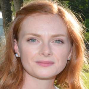 Alex Paxton Beesley Birthday, Real Name, Age, Weight, Height, Family ...