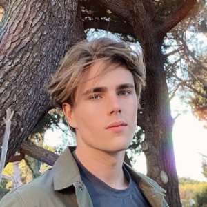 Devon Broughton Birthday, Real Name, Age, Weight, Height, Family, Facts ...