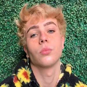 Dyan Bay Birthday, Real Name, Age, Weight, Height, Family, Facts ...