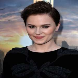 Veronica Roth Birthday, Real Name, Age, Weight, Height, Family, Facts ...