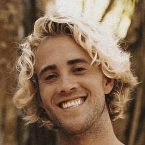 Derik Beeston Birthday, Real Name, Age, Weight, Height, Family, Facts ...