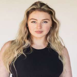 Iskra Lawrence Birthday, Real Name, Age, Weight, Height, Family, Facts ...