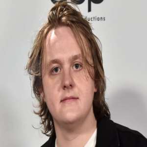 Lewis Capaldi Birthday, Real Name, Age, Weight, Height, Family, Facts ...