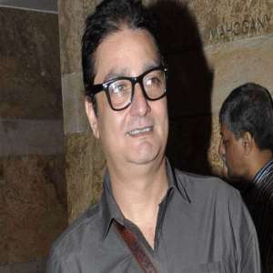 Vinay Pathak Birthday, Real Name, Age, Weight, Height, Family, Facts ...