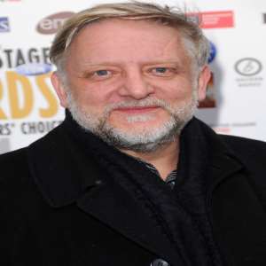 Simon Russell Beale Birthday, Real Name, Age, Weight, Height, Family ...