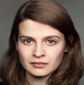 Emma Paetz Birthday, Real Name, Age, Weight, Height, Family, Facts ...