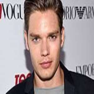 Dominic Sherwood Birthday, Real Name, Age, Weight, Height, Family ...