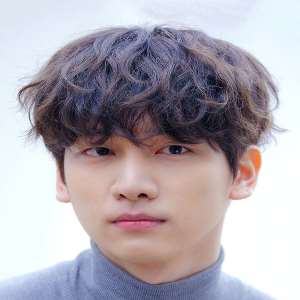 Hyuk (Singer) Birthday, Real Name, Age, Weight, Height, Family, Facts ...