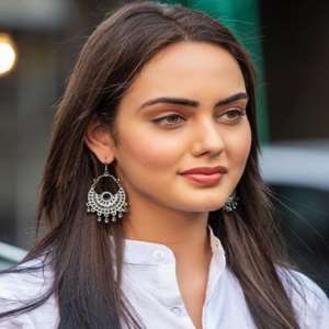 Himanshi Parashar Birthday, Real Name, Age, Weight, Height, Family ...