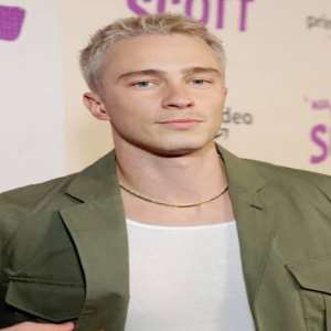 Drew Starkey Birthday, Real Name, Age, Weight, Height, Family, Facts ...