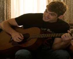 Alex Roe Birthday, Real Name, Age, Weight, Height, Family, Facts ...