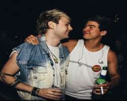 Calum Hood Birthday, Real Name, Age, Weight, Height, Family, Facts ...