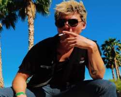 Calum Hood Birthday, Real Name, Age, Weight, Height, Family, Facts ...